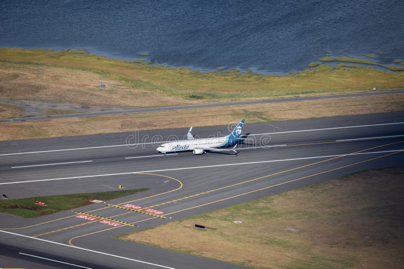Alaskan Airlines Boeing 737 Taking Off Editorial Image - Image of ...