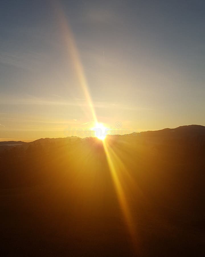 ALBA immagine stock. Immagine di alba, luce, sole, mattina - 115449049