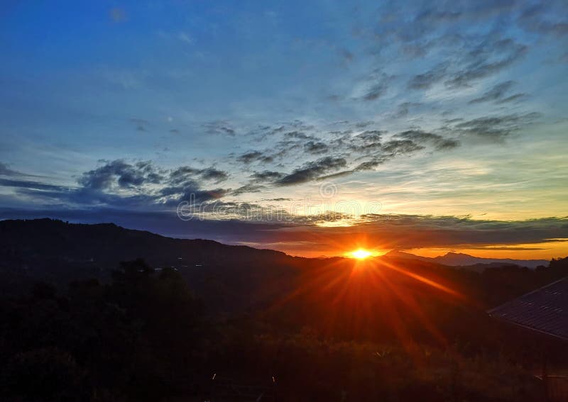 ALBA fotografia stock. Immagine di sole, riflesso, alba - 131025660