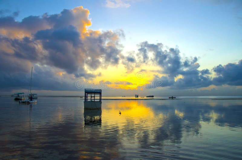 Alba Con Il Cielo E Le Barche Drammatici Fotografia Stock - Immagine di ...