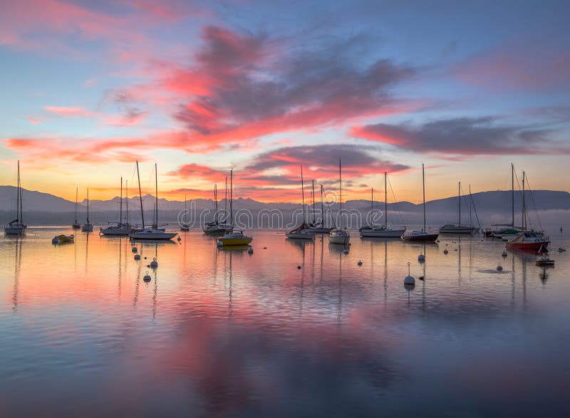 Alba del lago Lemano immagine stock. Immagine di navigazione - 28422909