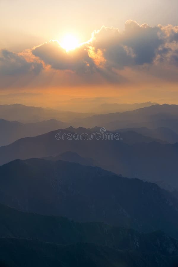 Alba della montagna immagine stock. Immagine di paesaggio - 43326037