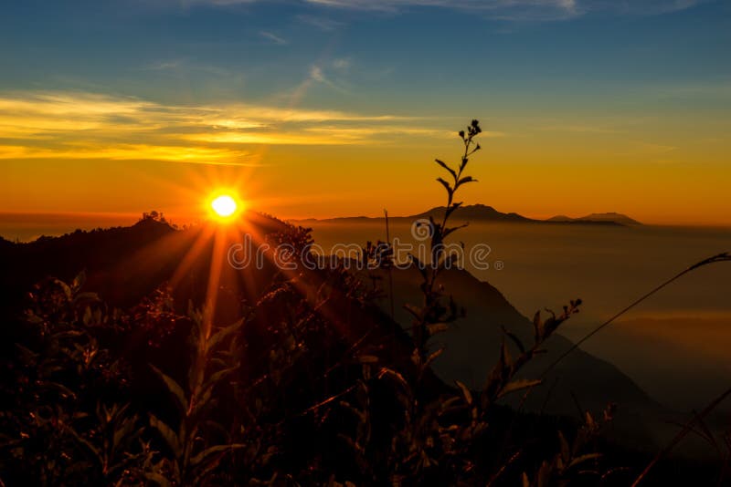 Alba Della Siluetta Al Punto Di Mountain View Di Bromo Fotografia Stock ...