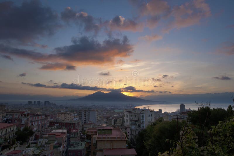 Alba a Napoli, Italia fotografia stock. Immagine di viaggio - 40156874