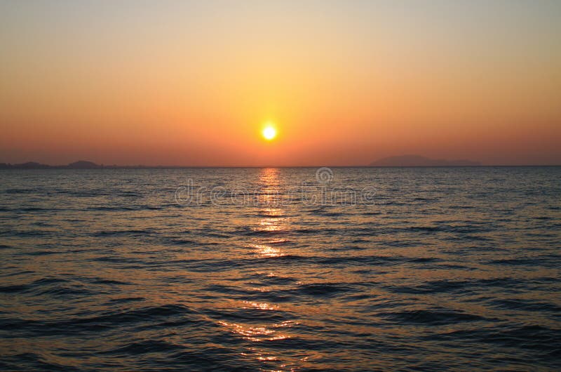 Alba sopra il mare immagine stock. Immagine di luminoso - 22270205