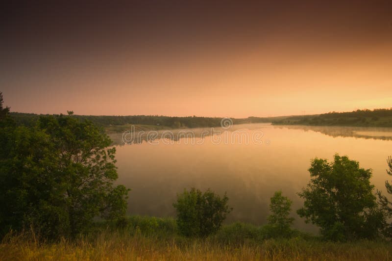 Alba sul lago immagine stock. Immagine di foresta, atmosfera - 10417653