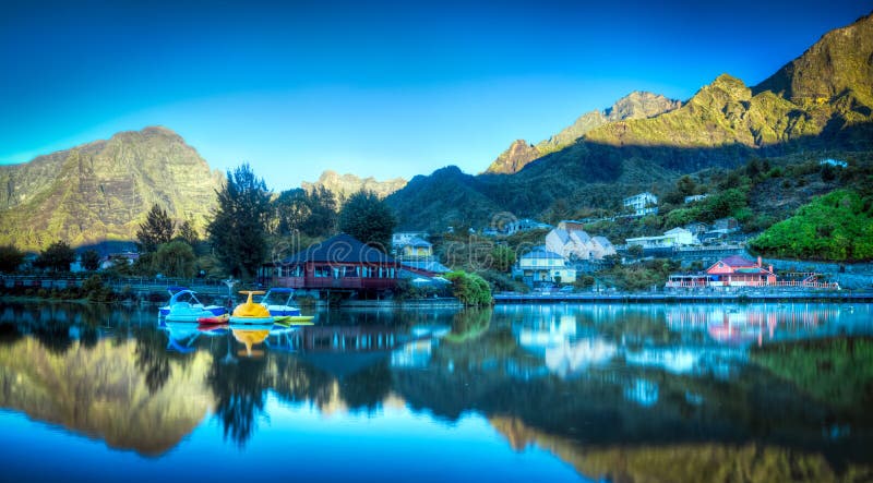 Alba sul lago di montagna immagine stock. Immagine di quiete - 22715051