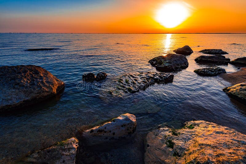 Alba sul mare fotografia stock. Immagine di cielo, rosso - 69973620