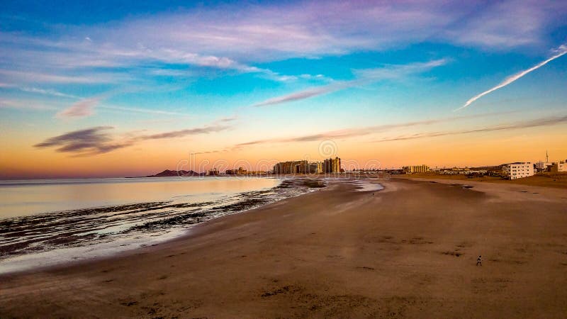 Alba Sull'orizzonte a Sandy Beach, Puerto Penasco, Messico Immagine ...