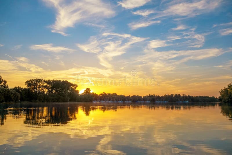 Alba/tramonto in un lago immagine stock. Immagine di sera - 97690933