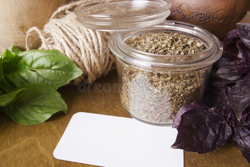 122 Albahaca Seca Y Fresca Fotos de stock - Fotos libres de regalías de ...