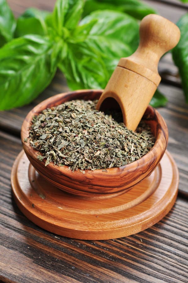 Albahaca seca y fresca foto de archivo. Imagen de grupo - 33068822