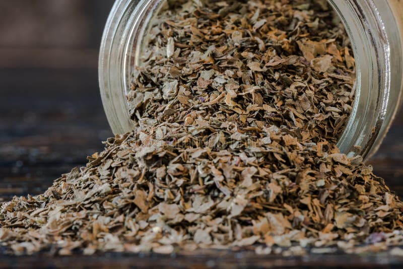 Albahaca Seca En Un Vaso Medidor Imagen de archivo - Imagen de macro ...