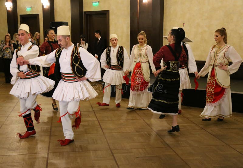 Albanska Dansare I Traditionella Dräkter Redaktionell Arkivbild - Bild ...