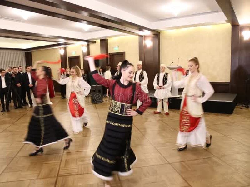 Albanska Traditionella Dansare Gör På Skopje-festival För Musik Och ...