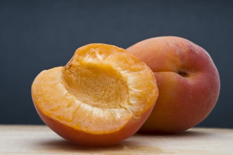 Albaricoque Fresco Aislado En El Fondo Blanco Trayectoria De Recortes ...