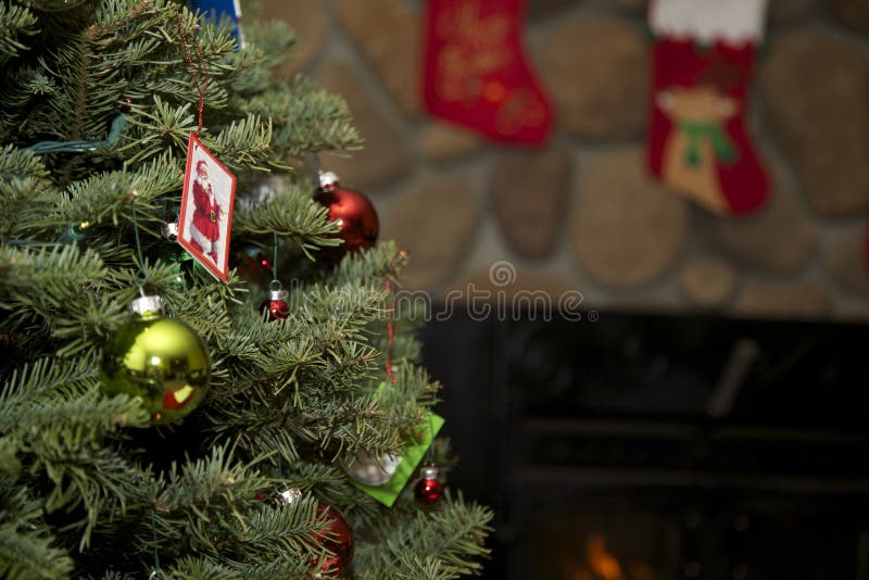 Albero Di Natale Con Santa Card E Le Calze Immagine Stock - Immagine di ...