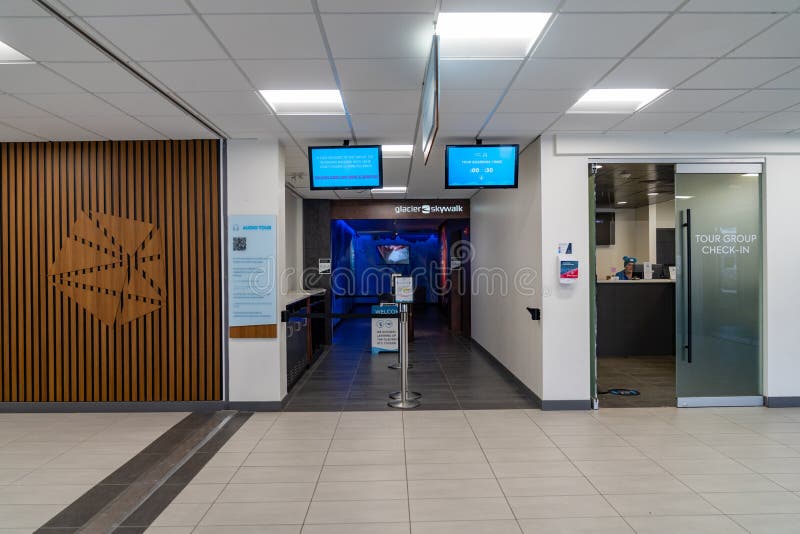 Queue for the Columbia Icefield Skywalk and Glacier Tour Editorial ...