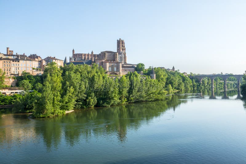 Albi, vue panoramique photo stock. Image du arbres, cityscape - 35118692