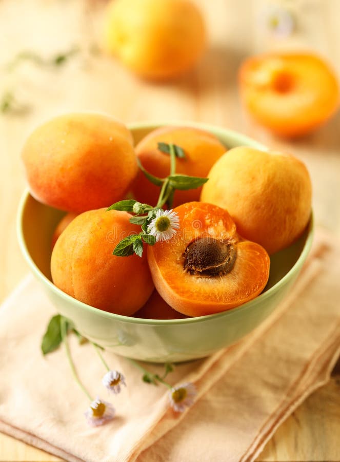 Albicocca con il foglio immagine stock. Immagine di verde - 9958865