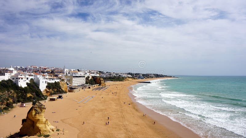 Albufeira-Strand stockbild. Bild von atlantisch, küstenlinie - 90142557