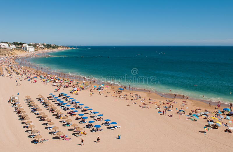 Albufeira Strand in Algarve Stockbild - Bild von nave, ozean: 28558899