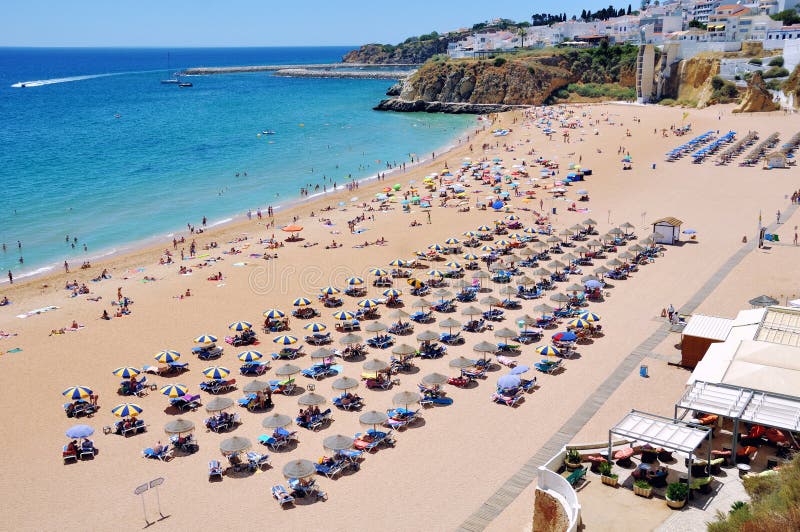 Albufeira-Strand, Portugal redaktionelles stockfoto. Bild von himmel ...