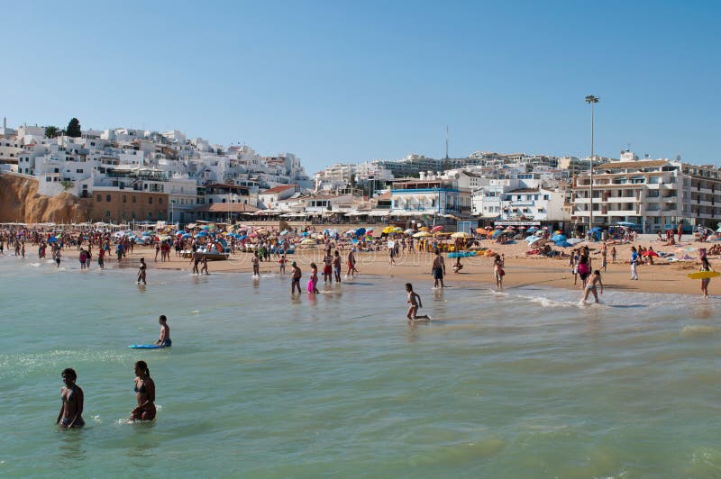 Albufeira Strand in Algarve Stockbild - Bild von nave, ozean: 28558899