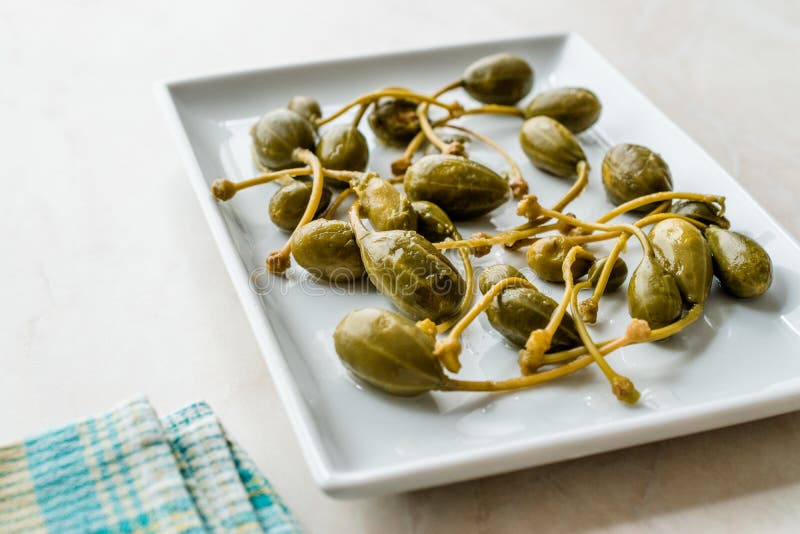 Alcaparras Conservadas E Enlatadas Prontos Para Comer Na Placa Imagem ...