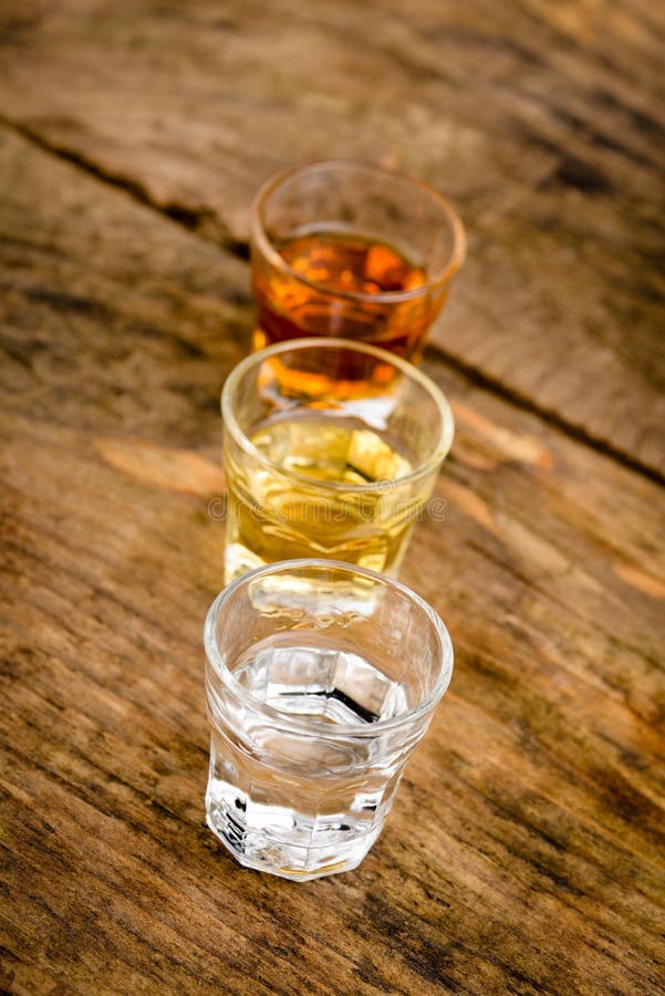 Alcohólico foto de archivo. Imagen de bebida, barra, simplicidad - 30333032