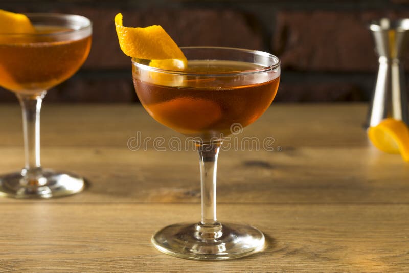 De Cocktail Van Martinez Met Droge Oranje Plak En Ceder Gele Drank in ...
