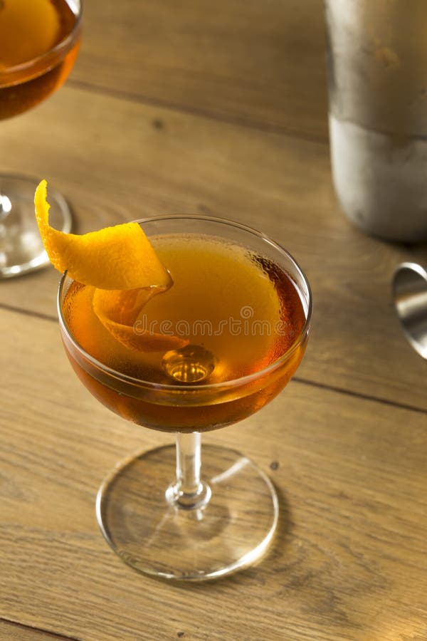 Alcoholisch Martinez Cocktail Met Jenever Stock Foto - Image of jenever ...