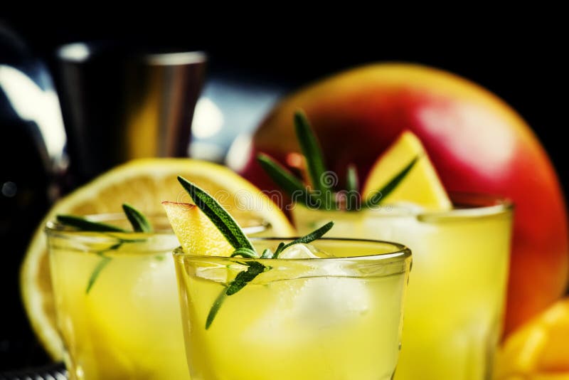 Alcoholische Cocktail, Mangorum Collins, Met Stroop, Citroensap, Stock ...