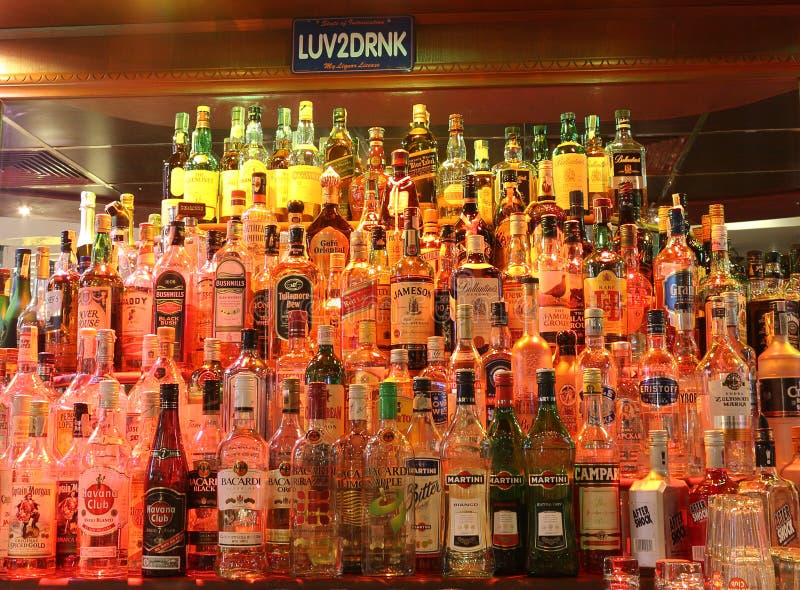 Bouteilles D'Ouzo Grec, Boisson Alcoolisée Traditionnelle Photo stock ...