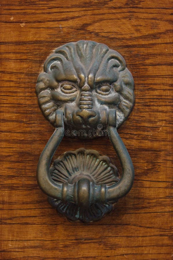 Primer De La Aldaba Del Vintage En Fondo De Madera De La Puerta Foto de ...