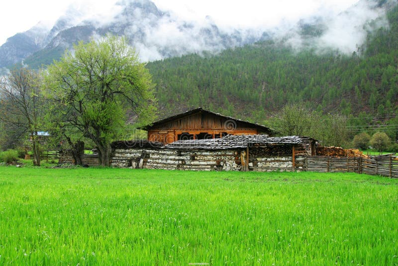 Aldea imagen de archivo. Imagen de verde, altiplano, hierba - 4720349