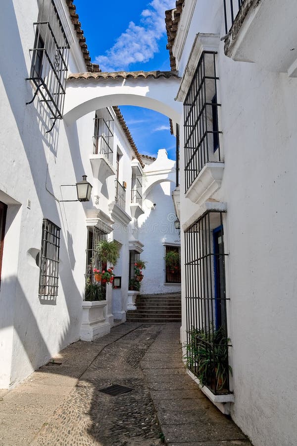Aldea española imagen de archivo. Imagen de flores, costa - 6289335