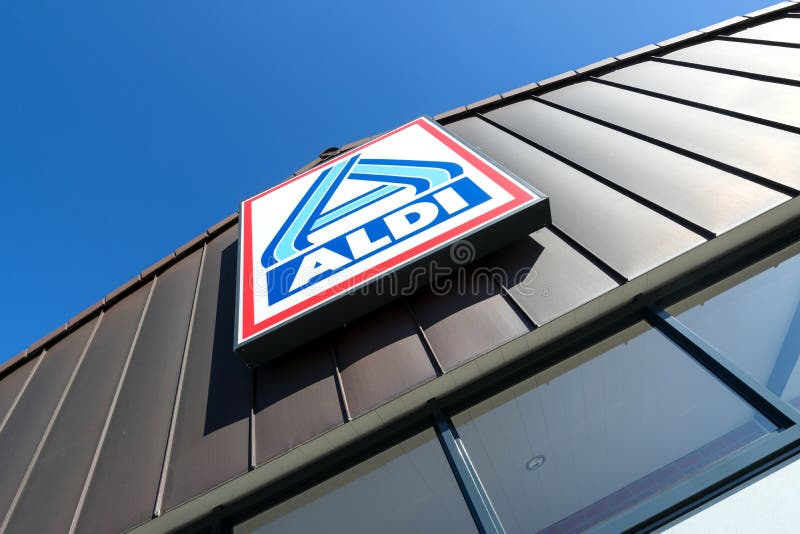 Aldi-Zeichen Gegen Blauen Himmel Redaktionelles Stockfotografie - Bild ...