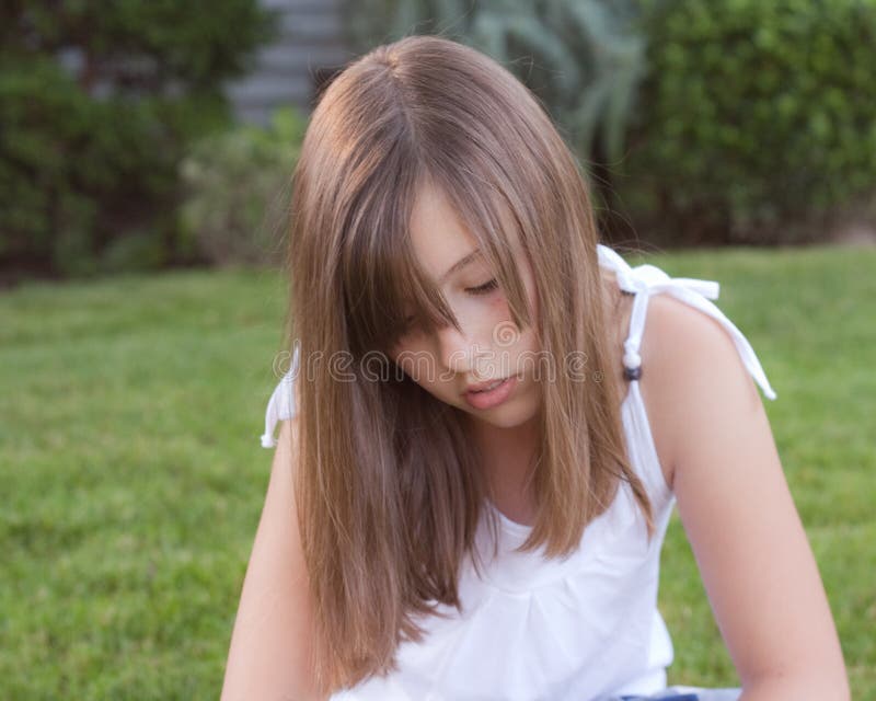 Femmina Del Preteen Sulla Trasparenza Del Campo Da Giuoco Immagine ...