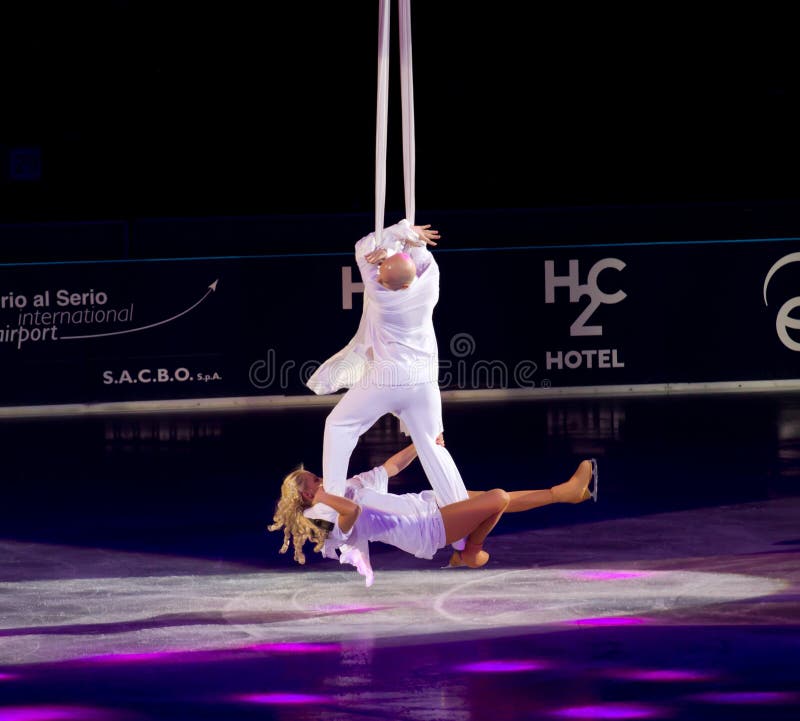 ALEXANDER & EKATERINA CHENSA Editorial Photo - Image of fitness, edge ...