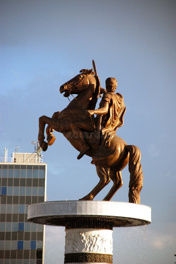 Statue D'Alexandre Le Grand Par Nuit, Dedans Le Centre Ville De Skopje ...