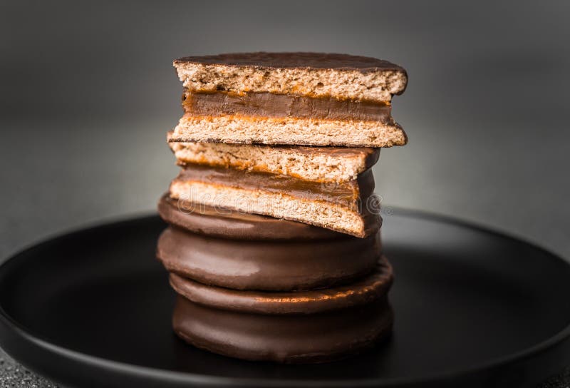 Alfajor Con Dulce De Leche, Postre Argentino Con Chocolate Y Caramelo ...