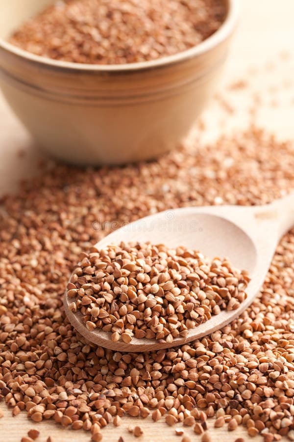 Alforfón En Cuchara De Madera Imagen de archivo - Imagen de cereal ...