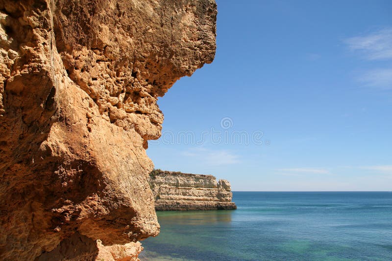 Algarve rotsen stock foto. Image of getijde, oceaan, vakanties - 1357840