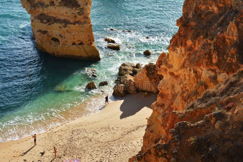 Algarve: Rotsen Bij Surferstrand Praia Do Castelejo Dichtbij Sagres ...