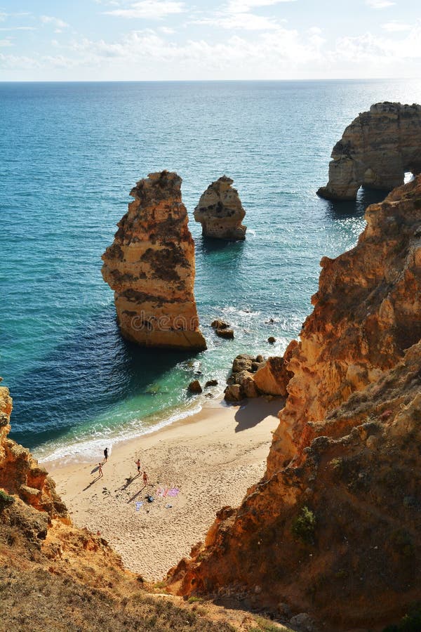 Algarve: Rotsen Bij Surferstrand Praia Do Castelejo Dichtbij Sagres ...