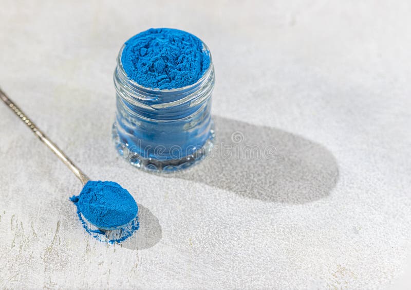 Algas Espirulina Azul En Polvo Sobre Fondo De Hormigón Gris. Concepto ... Algas Espirulina Azul En Polvo Sobre Fondo De Hormigón Gris. Concepto ...