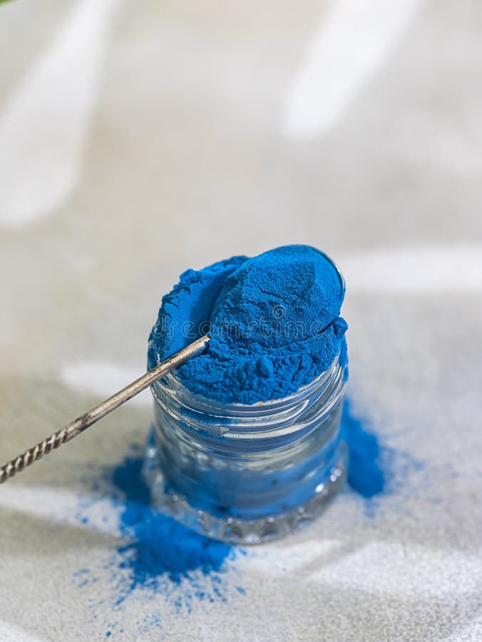 Algas Espirulina Azul En Polvo Sobre Fondo De Hormigón Gris. Concepto ... Algas Espirulina Azul En Polvo Sobre Fondo De Hormigón Gris. Concepto ...