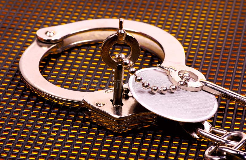 Algemas e chave imagem de stock. Imagem de algemas, chave - 150401