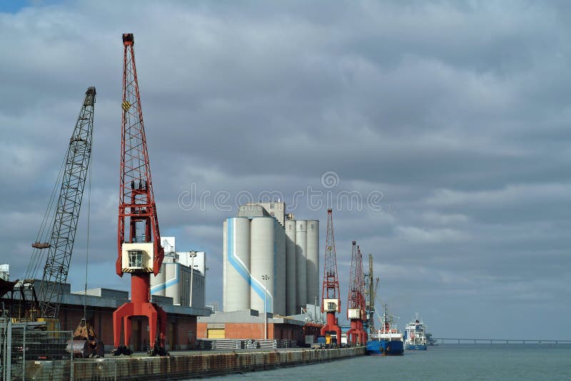 De Raffinaderij Van De Olie En Olietanker in De Haven Van Rotte Stock ...